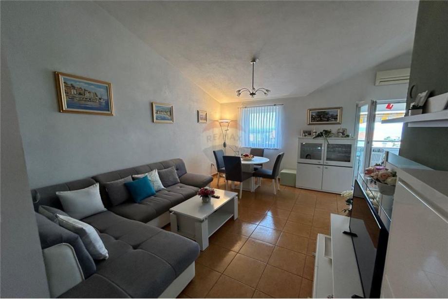 NOVALJA - DVOSOBAN STAN - POGLED NA MORE (prodaja)