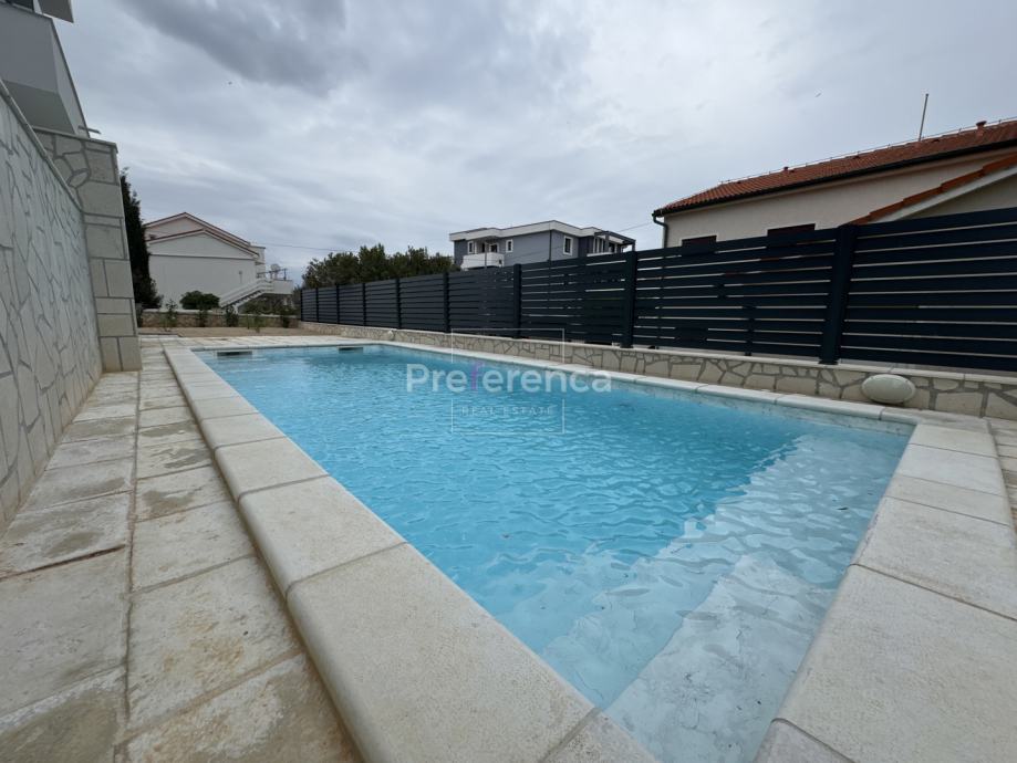 Novalja - dvosoban stan na prvom katu - zgrada s bazenom (prodaja)