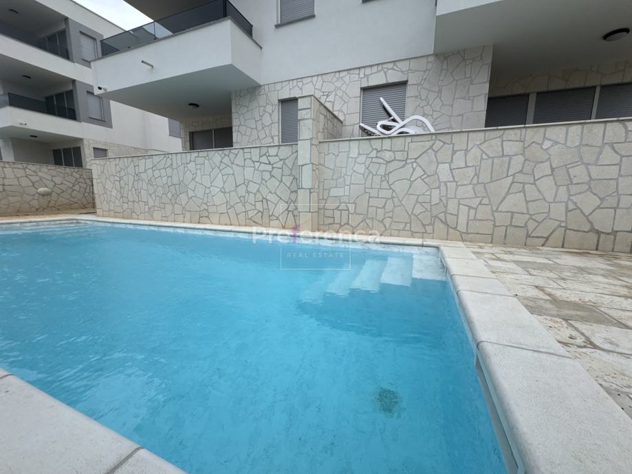 Novalja - dvosoban stan na prvom katu - zgrada s bazenom (prodaja)