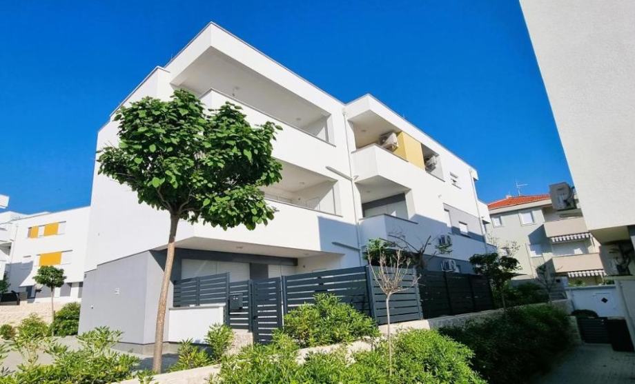 Novalja, dvosobni apartman u prizemlju s vrtom, blizu plaže Babe