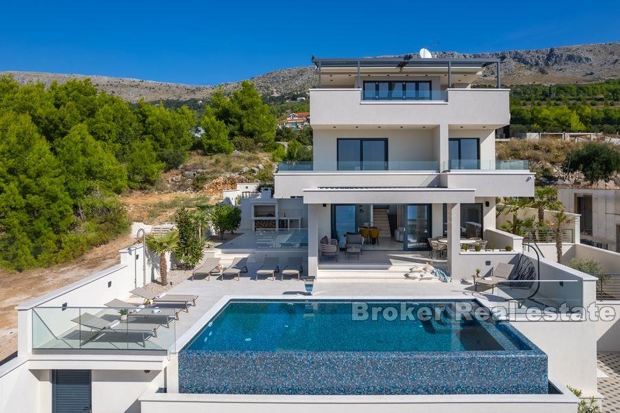 Novoizgrađena vila s bazenom i pogledom na more (prodaja)