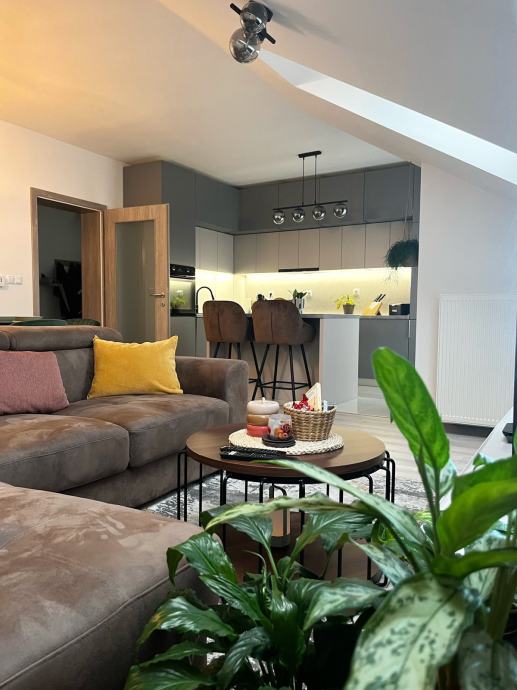 Novouredeni stan 72m2 (prodaja)
