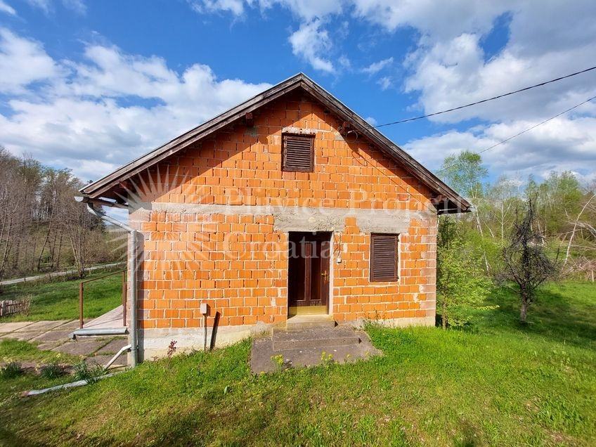 Obiteljska kuca sa okucnicom i garazom u Skakavcu (prodaja)