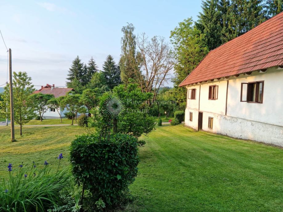 Obiteljska kuća u Rakovici sa pogledom na selo (prodaja)