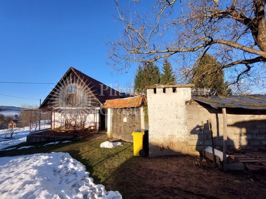 Obiteljska kuća u Rakovici sa pogledom na selo (prodaja)