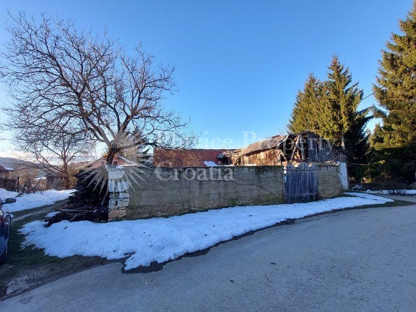 Obiteljska kuća u Rakovici sa pogledom na selo (prodaja)