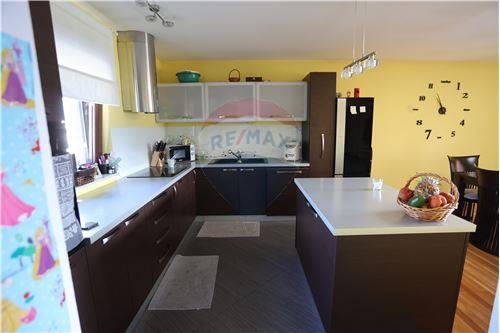 Obiteljska kuća u Samoboru - Mala Rakovica (prodaja)