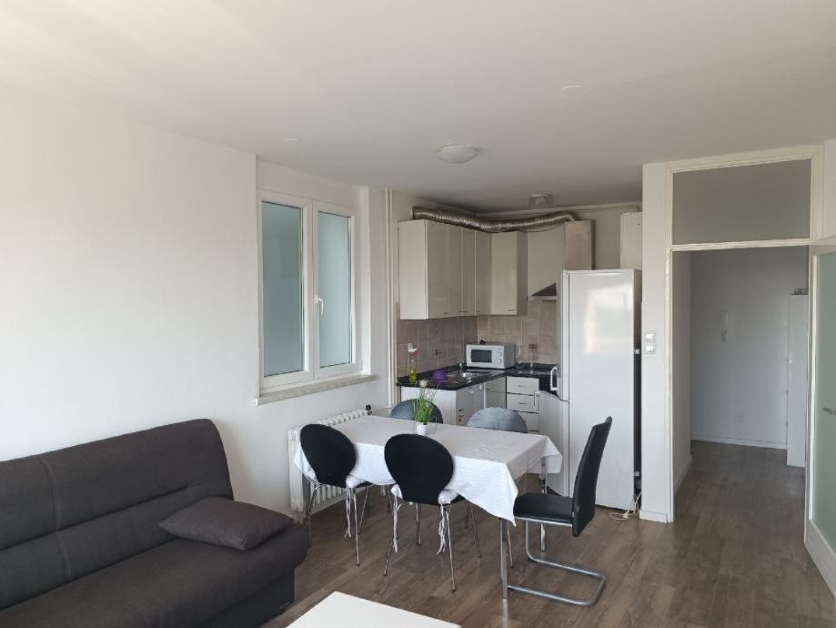 ODLIČAN 2 SOBNI 57 M2 PRVI NEBODER UZ BOLNICU REBRO IZNAJ.VLASNIK ...