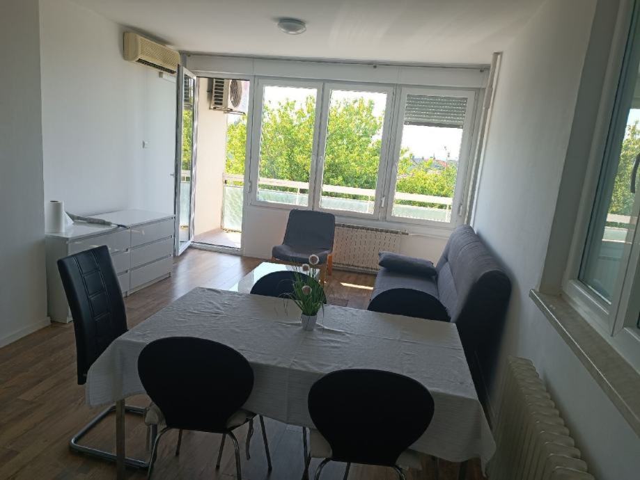 ODLIČAN 2 SOBNI 57 M2 PRVI NEBODER UZ BOLNICU REBRO IZNAJ.VLASNIK ...