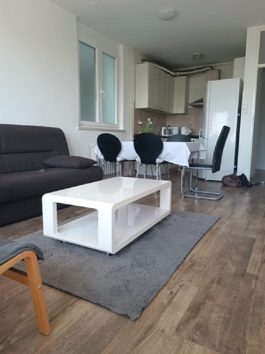 ODLIČAN 2 SOBNI 57 M2 PRVI NEBODER UZ BOLNICU REBRO IZNAJ.VLASNIK ...