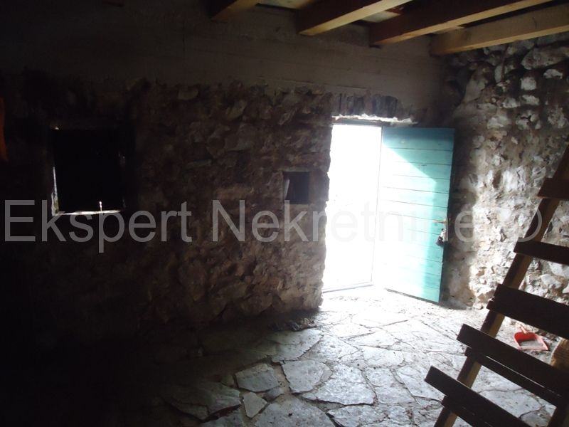 Ogorje, Svilaja, obnovljena kamena kućica cca20m2 sa1000m2 z (prodaja)