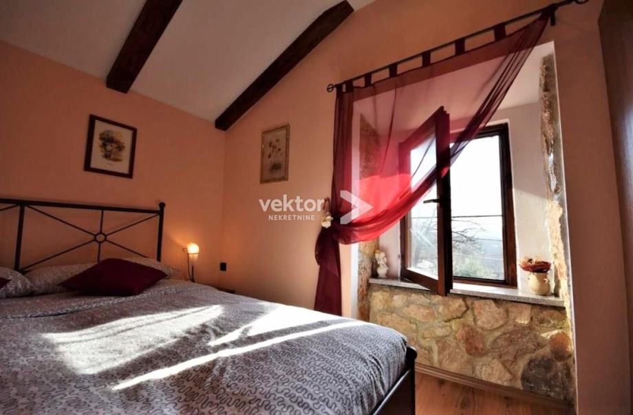 Okolica Dobrinja, dvojna kamena kuća s bazenom (prodaja)