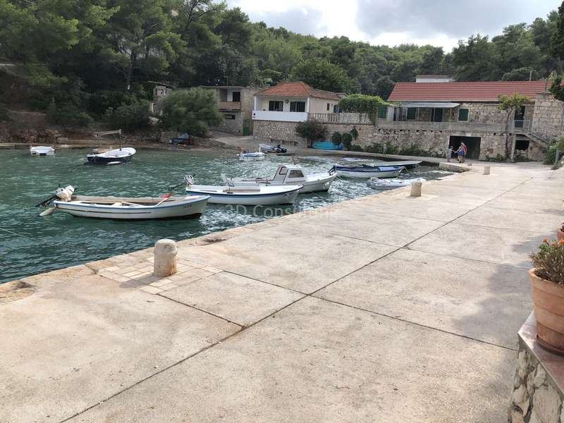 Otok Hvar, uvala Basina, kuća 253 m2 prvi red do mora