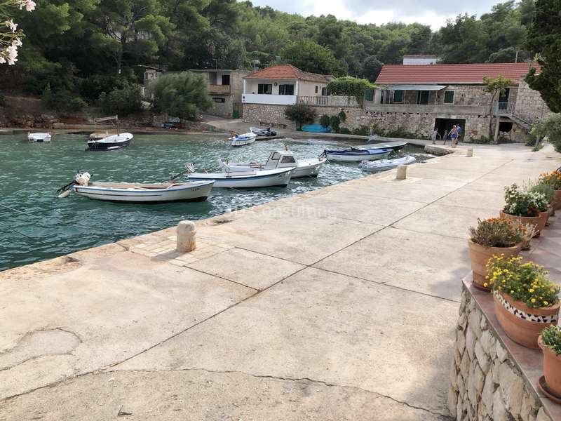 Otok Hvar, uvala Basina, kuća 253 m2 prvi red do mora