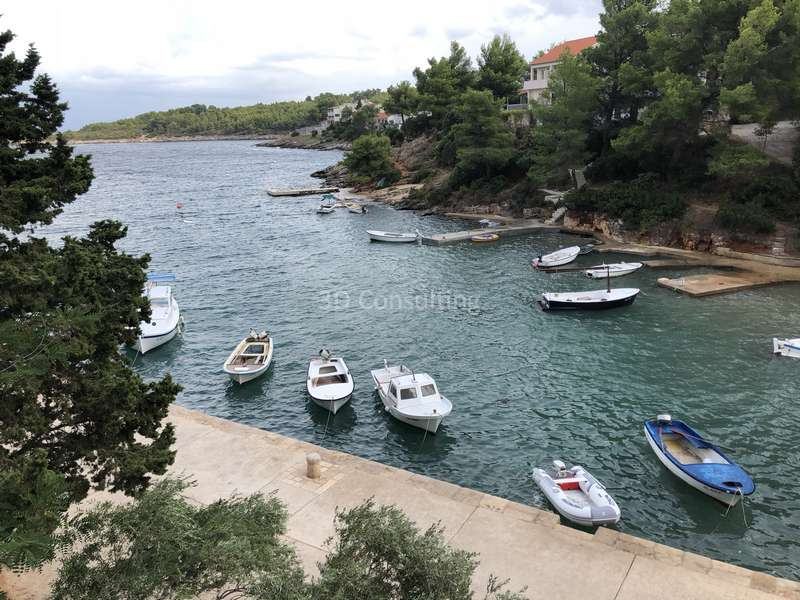 Otok Hvar, uvala Basina, kuća 253 m2 prvi red do mora