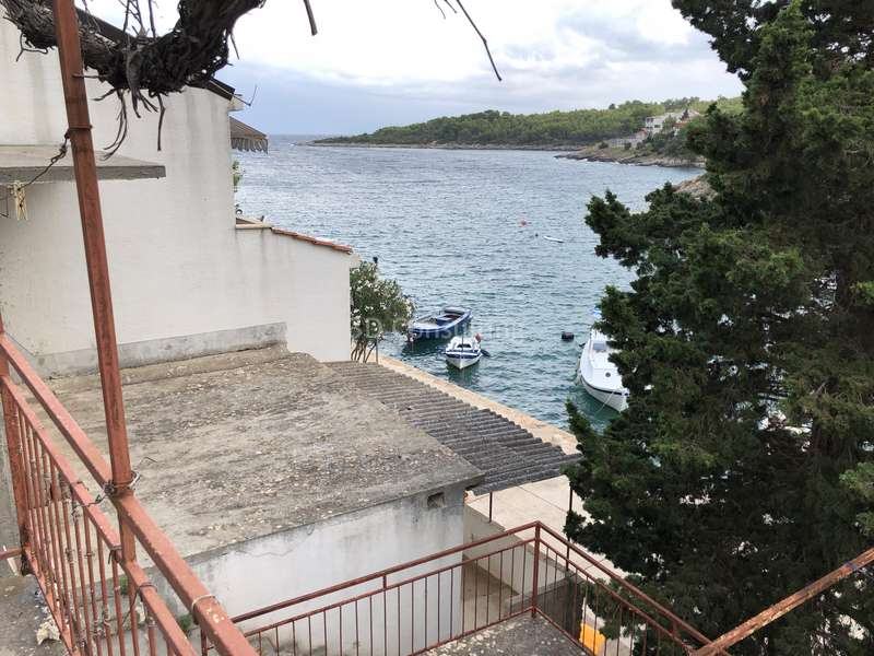 Otok Hvar, uvala Basina, kuća 253 m2 prvi red do mora
