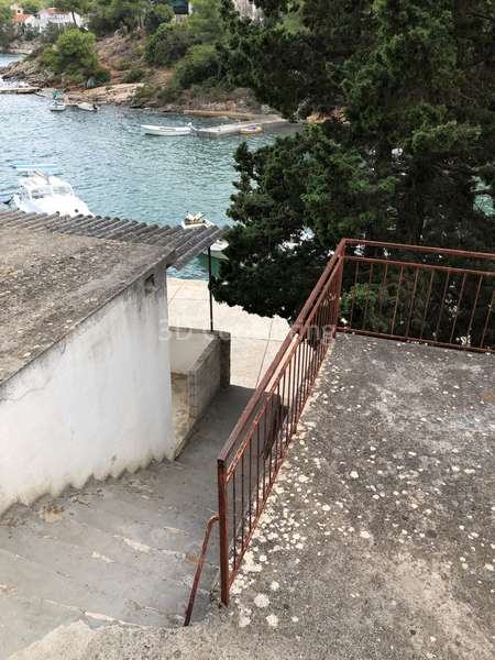 Otok Hvar, uvala Basina, kuća 253 m2 prvi red do mora