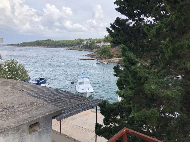 Otok Hvar, uvala Basina, kuća 253 m2 prvi red do mora