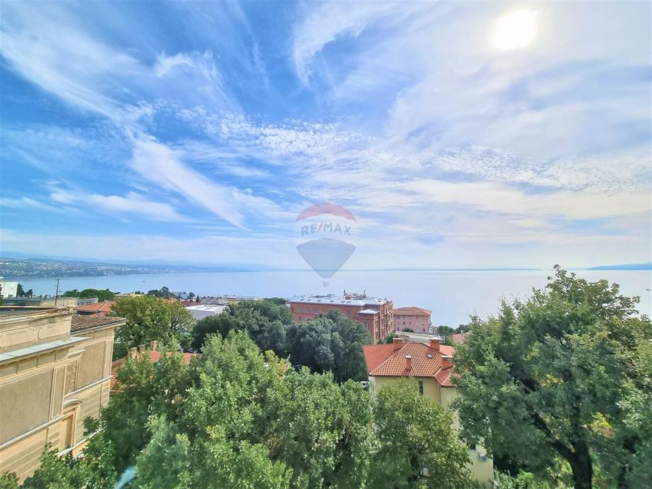 OPATIJA-CENTAR, stan 150 m2 sa balkonom, parkingom i pogledom na more ...
