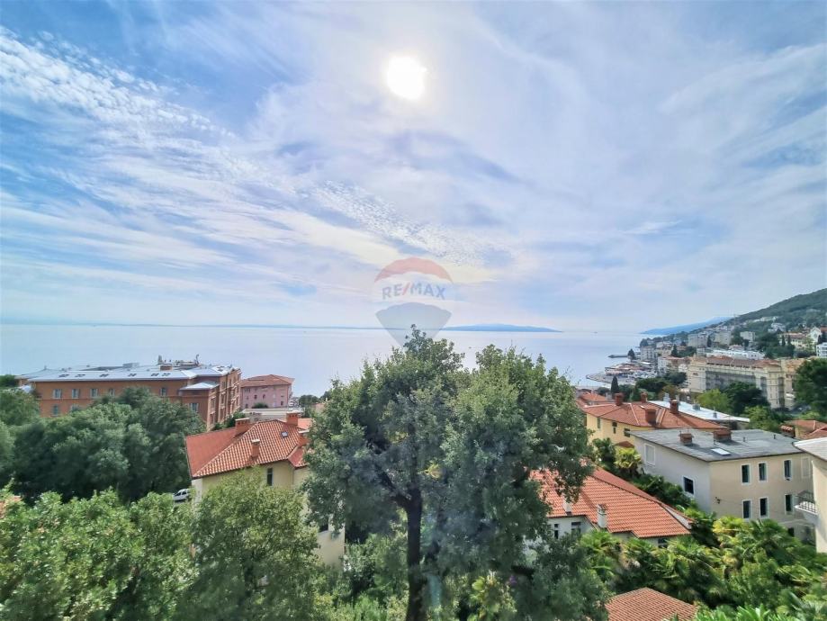 OPATIJA-CENTAR, stan 150 m2 sa balkonom, parkingom i pogledom na more ...