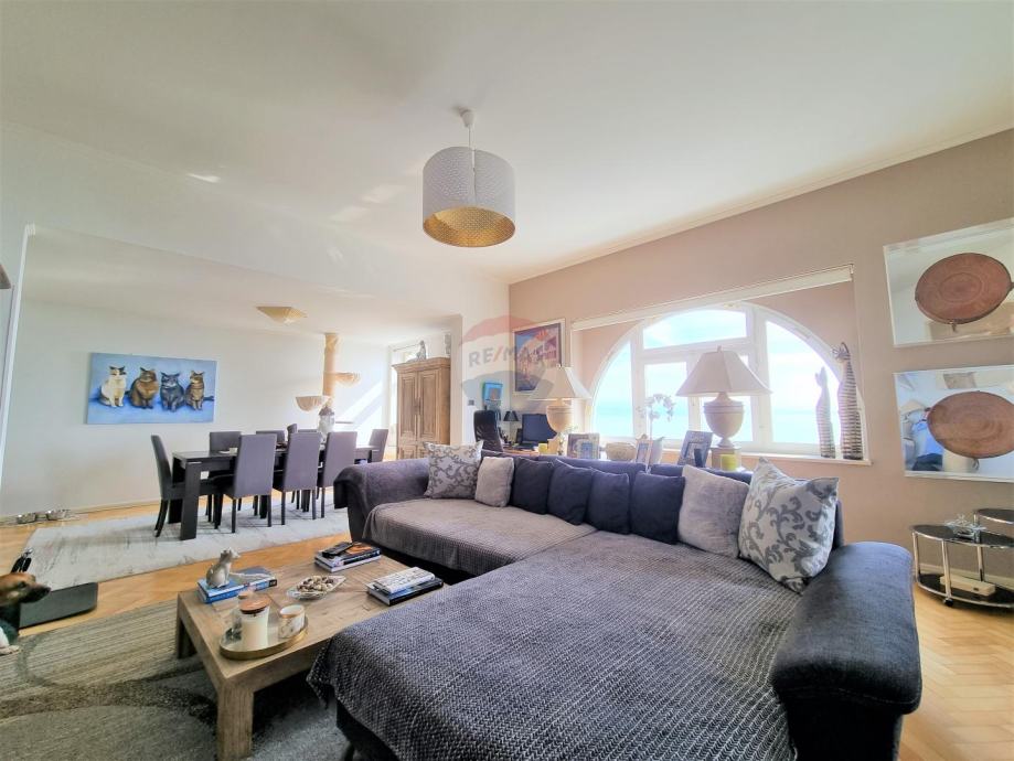 OPATIJA-CENTAR, stan 150 m2 sa balkonom, parkingom i pogledom na more ...