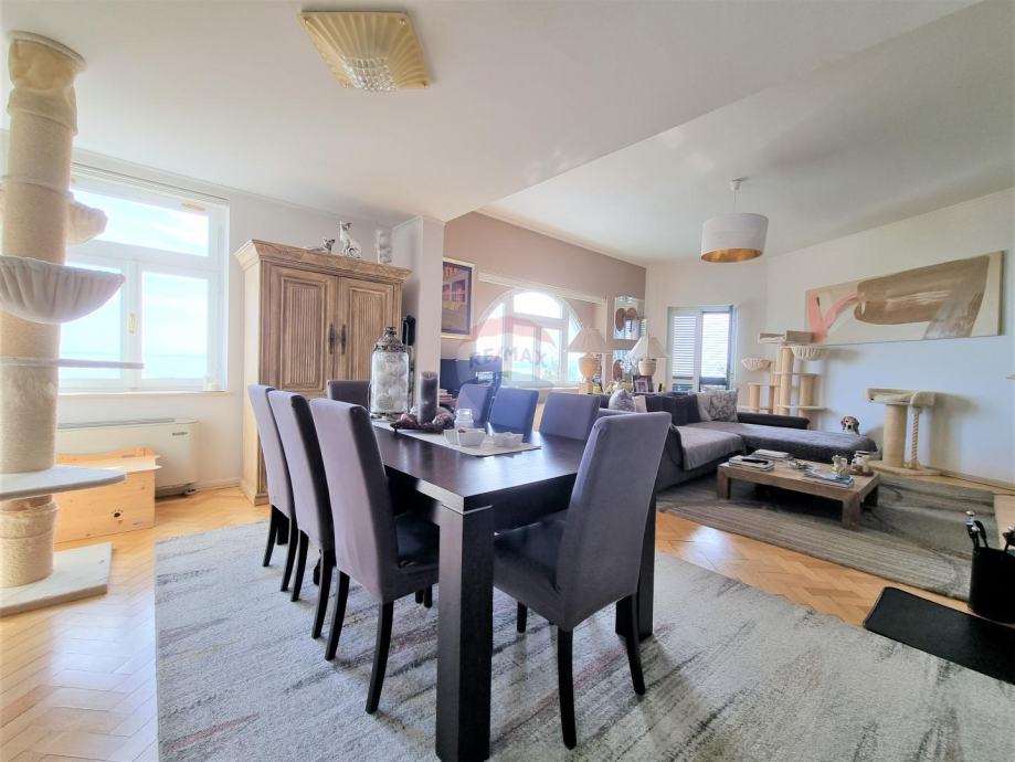 OPATIJA-CENTAR, stan 150 m2 sa balkonom, parkingom i pogledom na more ...