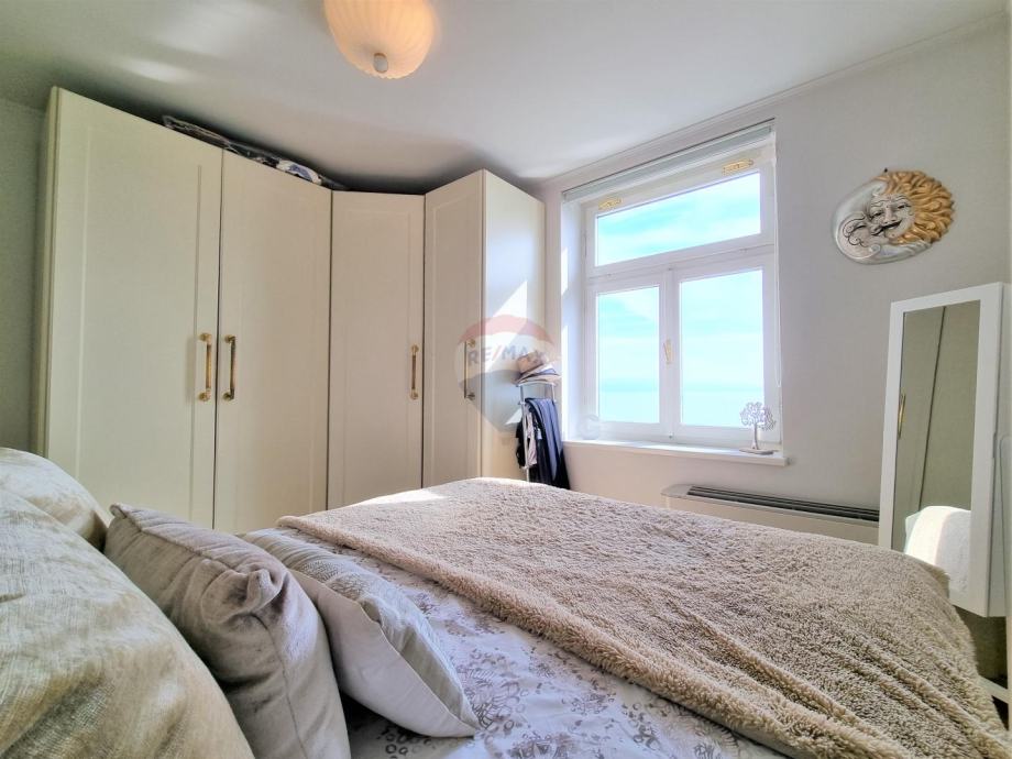 OPATIJA-CENTAR, stan 150 m2 sa balkonom, parkingom i pogledom na more ...