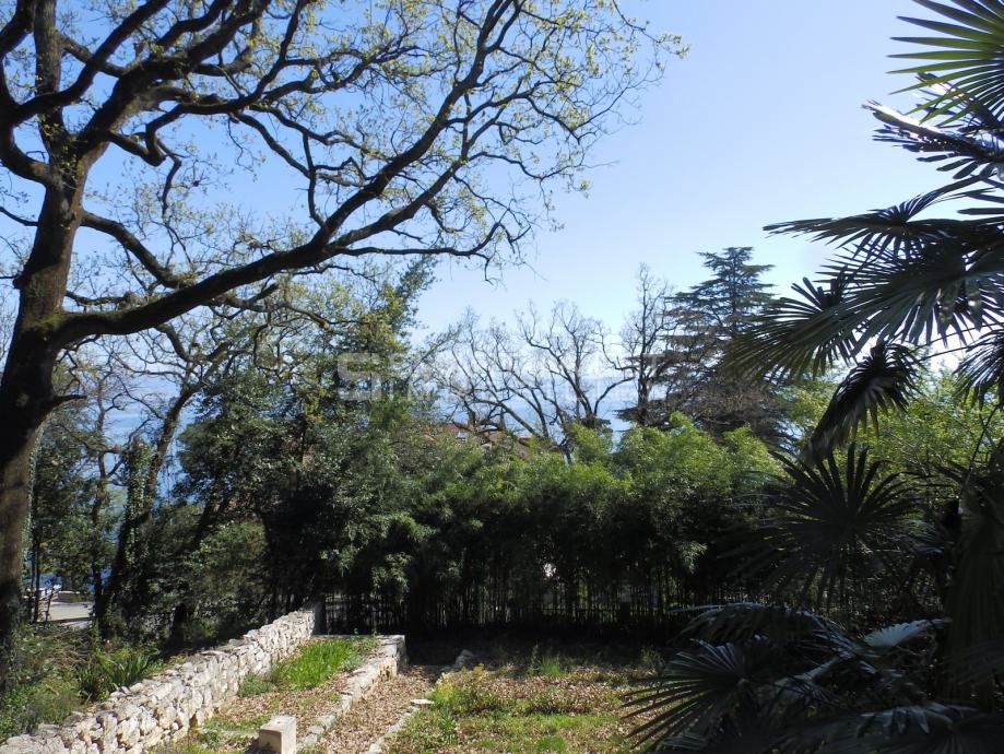 OPATIJA, dvoetažan stan u staroj villi (prodaja)