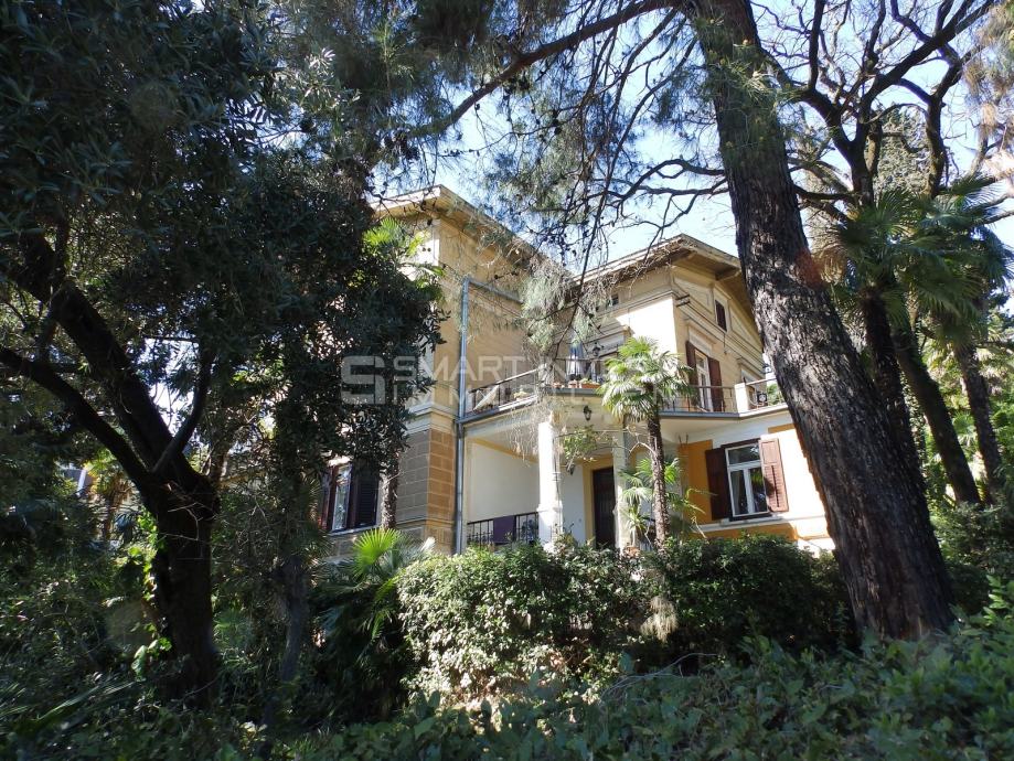 OPATIJA, dvoetažan stan u staroj villi (prodaja)