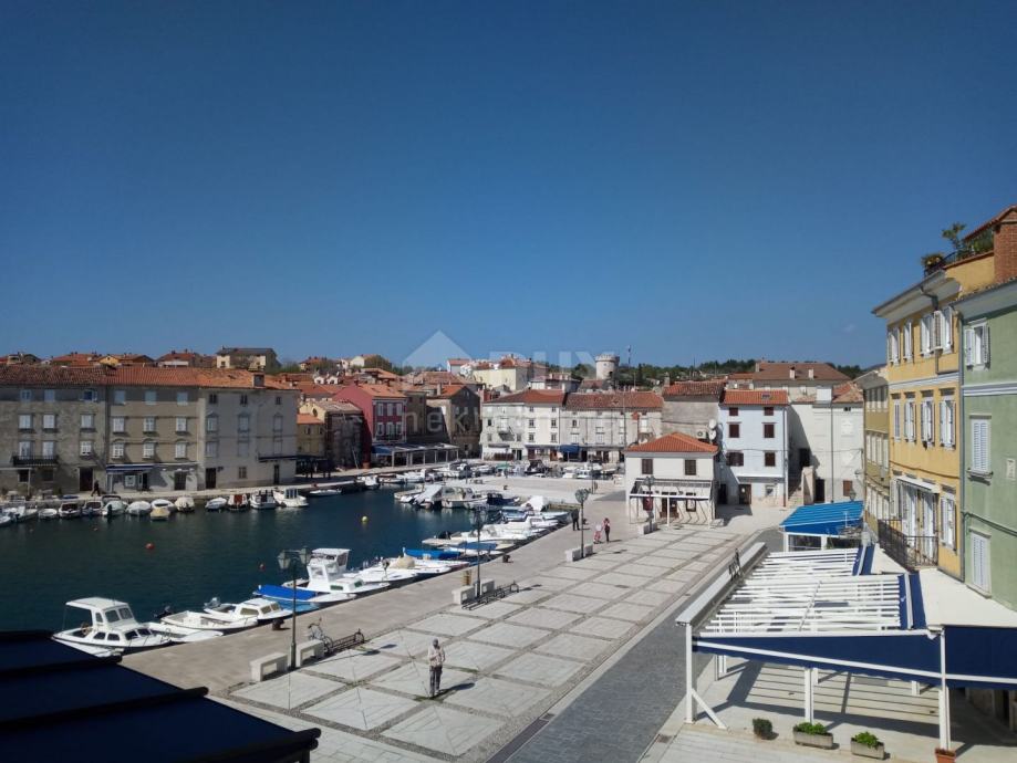 OTOK CRES, GRAD CRES- kuća u strogom centru drugi red od mora (prodaja)
