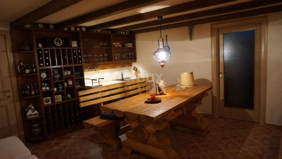 OTOK KRK, BAŠKA - Predivna kuća s bazenom i pogledom na more (prodaja)