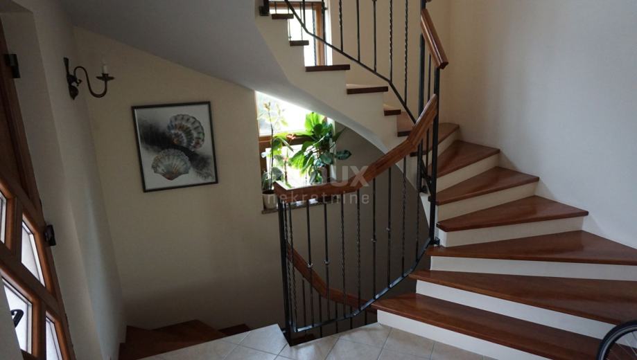 OTOK KRK, BAŠKA - Predivna kuća s bazenom i pogledom na more (prodaja)