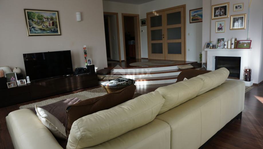 OTOK KRK, BAŠKA - Predivna kuća s bazenom i pogledom na more (prodaja)