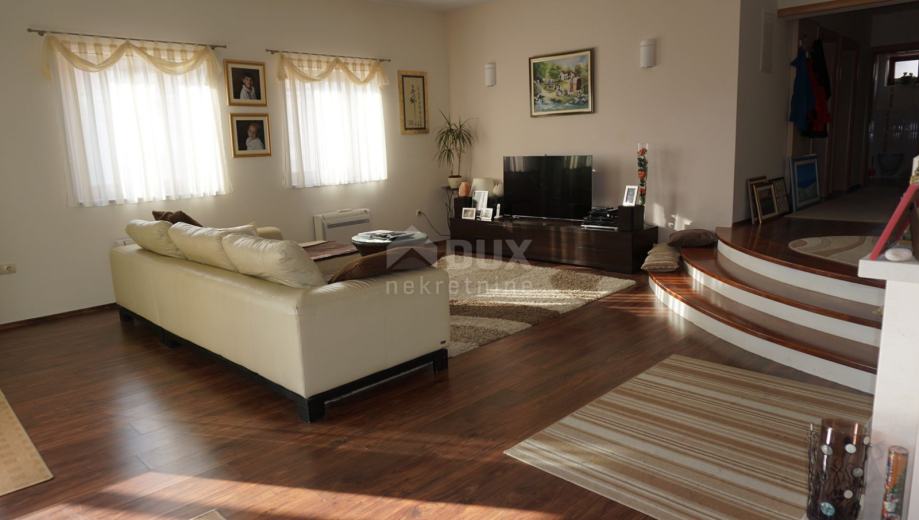 OTOK KRK, BAŠKA - Predivna kuća s bazenom i pogledom na more (prodaja)