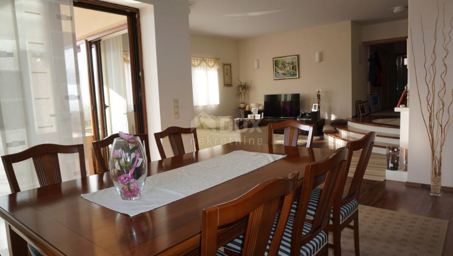 OTOK KRK, BAŠKA - Predivna kuća s bazenom i pogledom na more (prodaja)