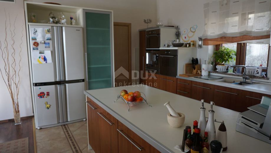 OTOK KRK, BAŠKA - Predivna kuća s bazenom i pogledom na more (prodaja)