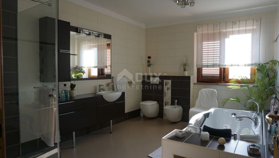 OTOK KRK, BAŠKA - Predivna kuća s bazenom i pogledom na more (prodaja)