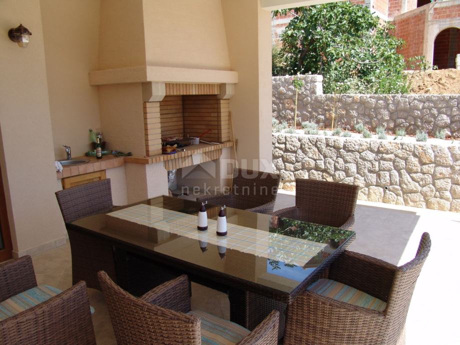 OTOK KRK, BAŠKA - Predivna kuća s bazenom i pogledom na more (prodaja)