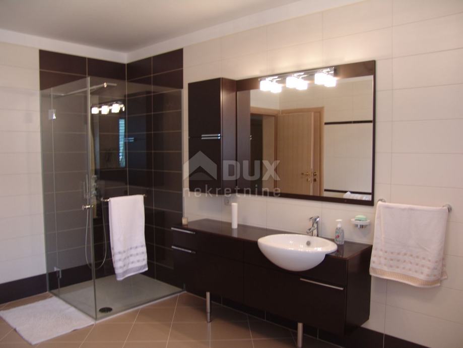 OTOK KRK, BAŠKA - Predivna kuća s bazenom i pogledom na more (prodaja)