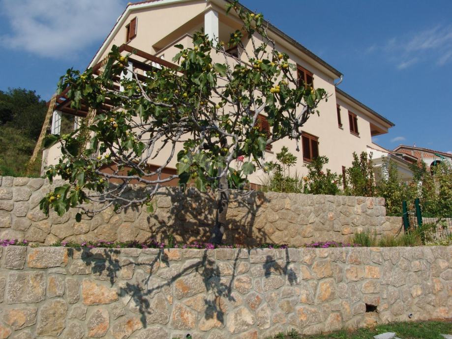 OTOK KRK, BAŠKA - Predivna kuća s bazenom i pogledom na more (prodaja)