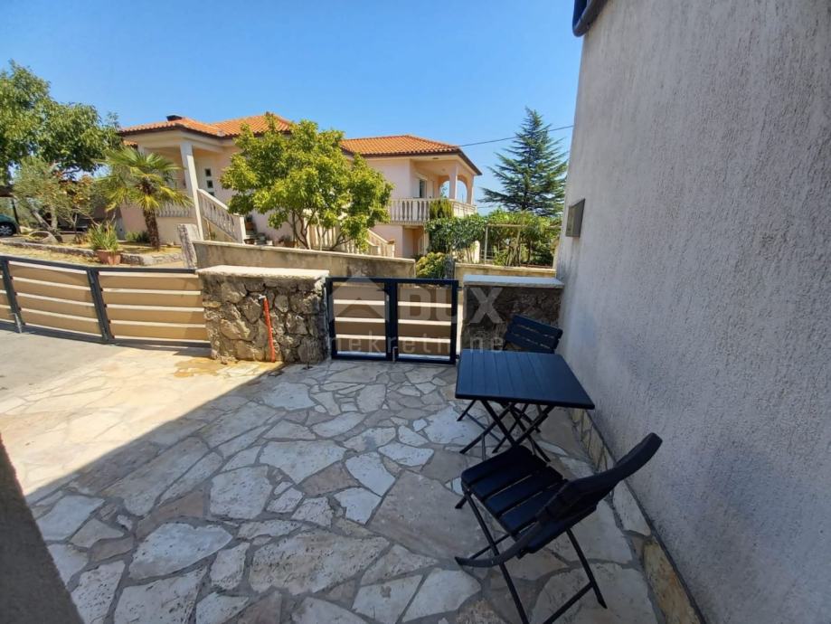 OTOK KRK, GRAD KRK (okolica) - Renovirana kuća s bazenom (prodaja)