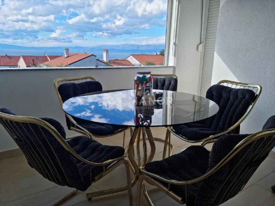 OTOK KRK, MALINSKA - Apartman s galerijom i pogledom na more (prodaja)