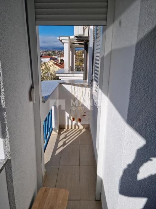 OTOK KRK, MALINSKA - Apartman s galerijom i pogledom na more (prodaja)