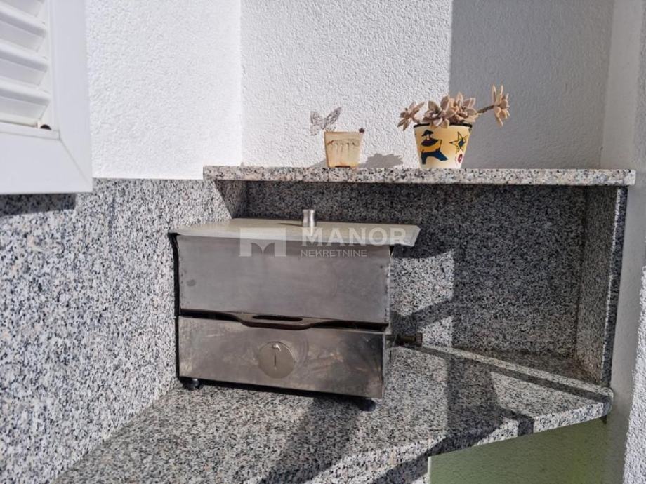 OTOK KRK, MALINSKA - Apartman s galerijom i pogledom na more (prodaja)