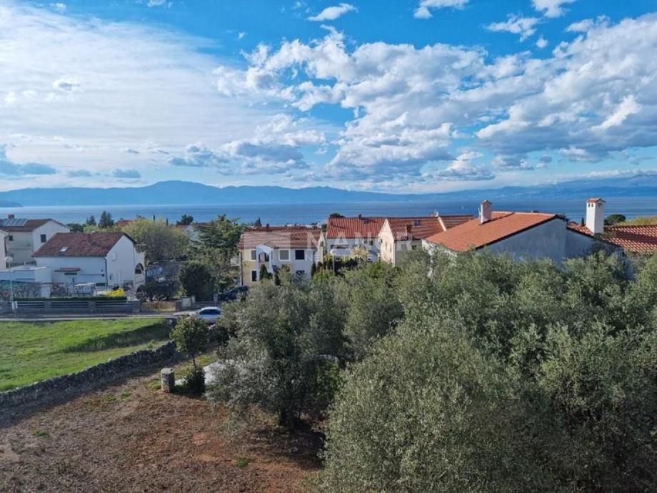 OTOK KRK, MALINSKA - Apartman s galerijom i pogledom na more (prodaja)