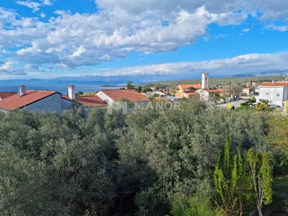 OTOK KRK, MALINSKA - Apartman s galerijom i pogledom na more (prodaja)