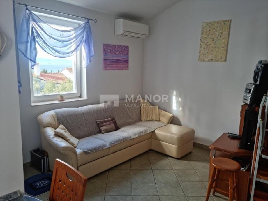 OTOK KRK, MALINSKA - Apartman s galerijom i pogledom na more (prodaja)