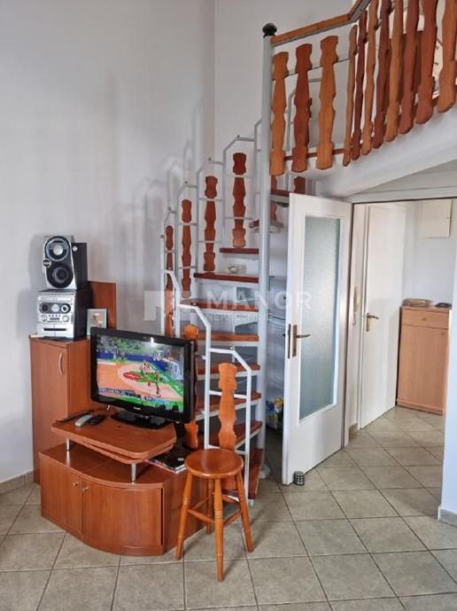 OTOK KRK, MALINSKA - Apartman s galerijom i pogledom na more (prodaja)