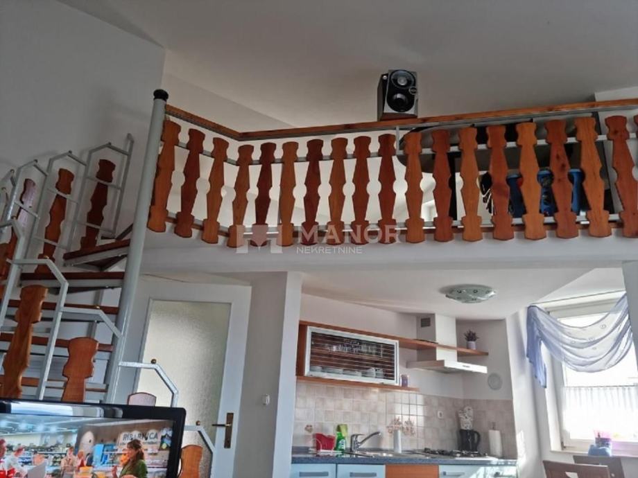 OTOK KRK, MALINSKA - Apartman s galerijom i pogledom na more (prodaja)