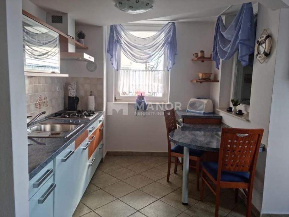 OTOK KRK, MALINSKA - Apartman s galerijom i pogledom na more (prodaja)